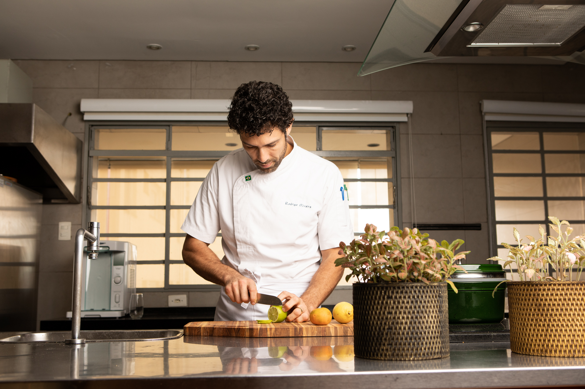 Rodrigo Oliveira, o chef de um restaurante improvável - Revista Espresso